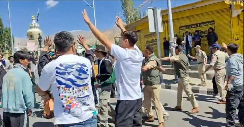 Curfew, internet blackout enters 7th day in Ladakh - Kashmir Media Service